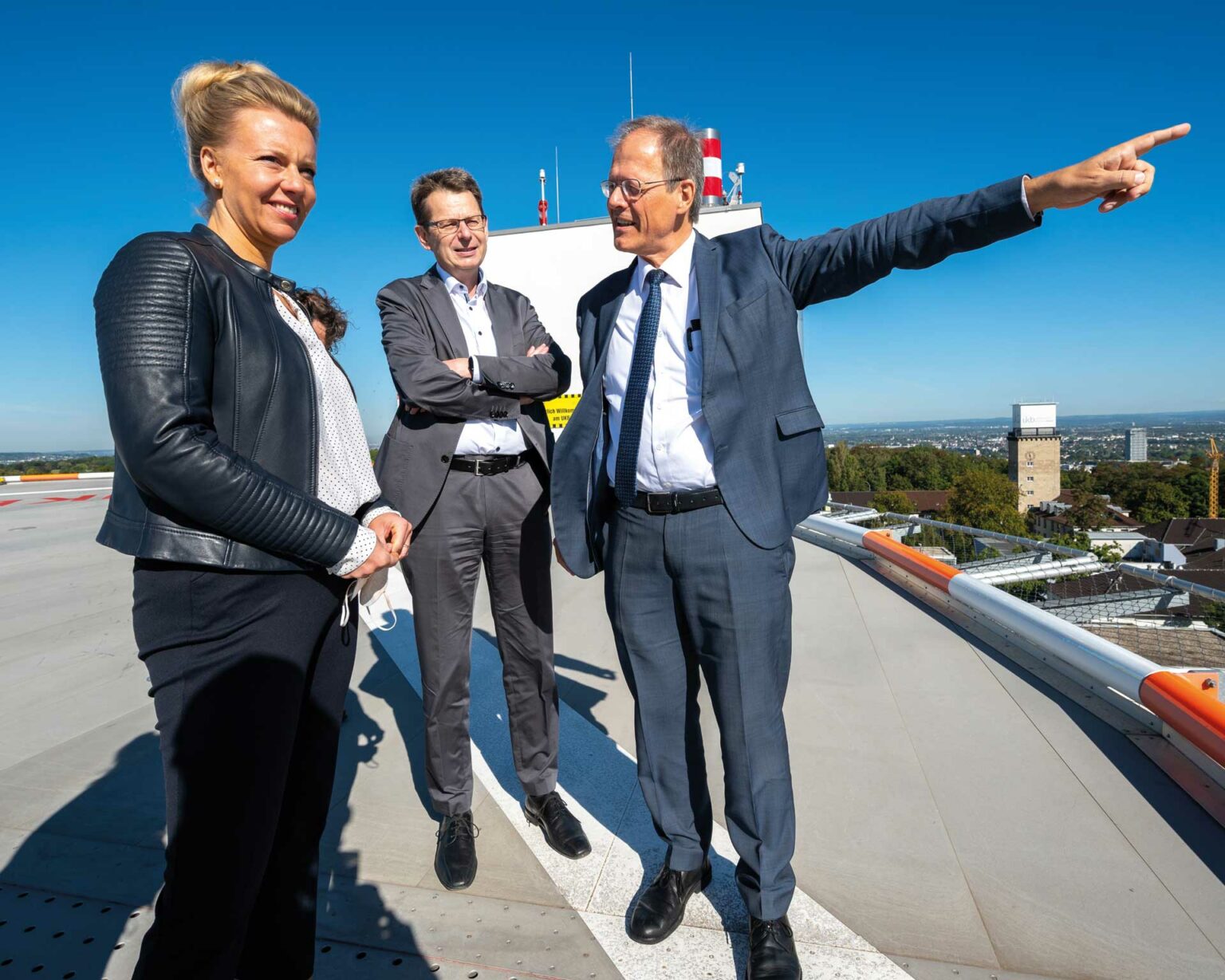 Ministerin Ina Brandes zu Gast am Universitätsklinikum Bonn - ukb ...